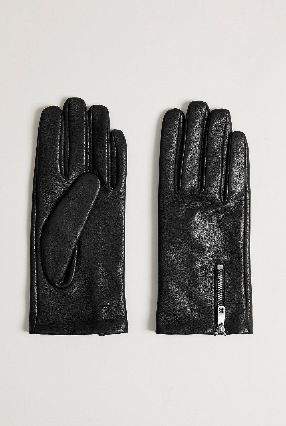 Black Leather Short Zip Glove - WOMEN Hats & Scarves | Trenery
