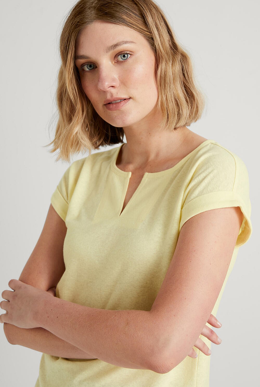 Lemon Drop Linen Cotton Vent Neck T-shirt - WOMEN T-Shirts & Tops | Trenery