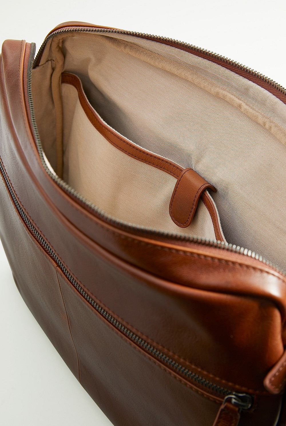 Chestnut Phill Messenger - MEN Bags & Wallets | Trenery